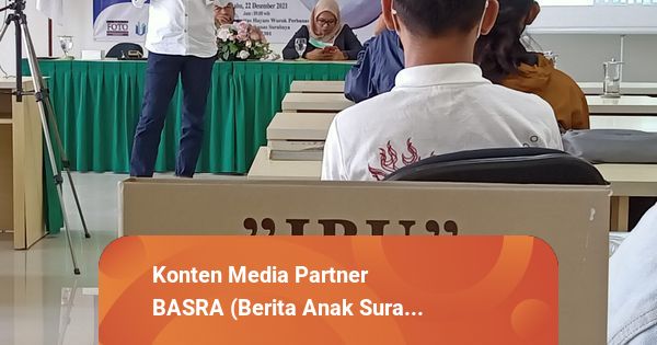 'Ibu', Buku Foto Rekam Jejak Keibuan Khofifah Indar Parawansa dalam ...